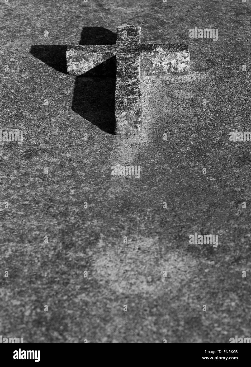 Vieille pierre tombale croix Banque d'images noir et blanc - Page 2 - Alamy