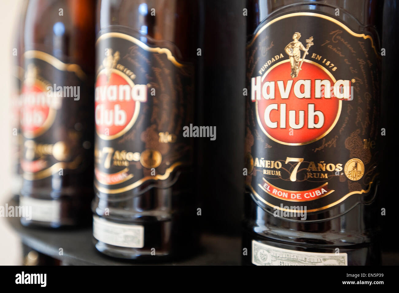 Grosse bouteille de rhum Banque de photographies et d’images à haute ...