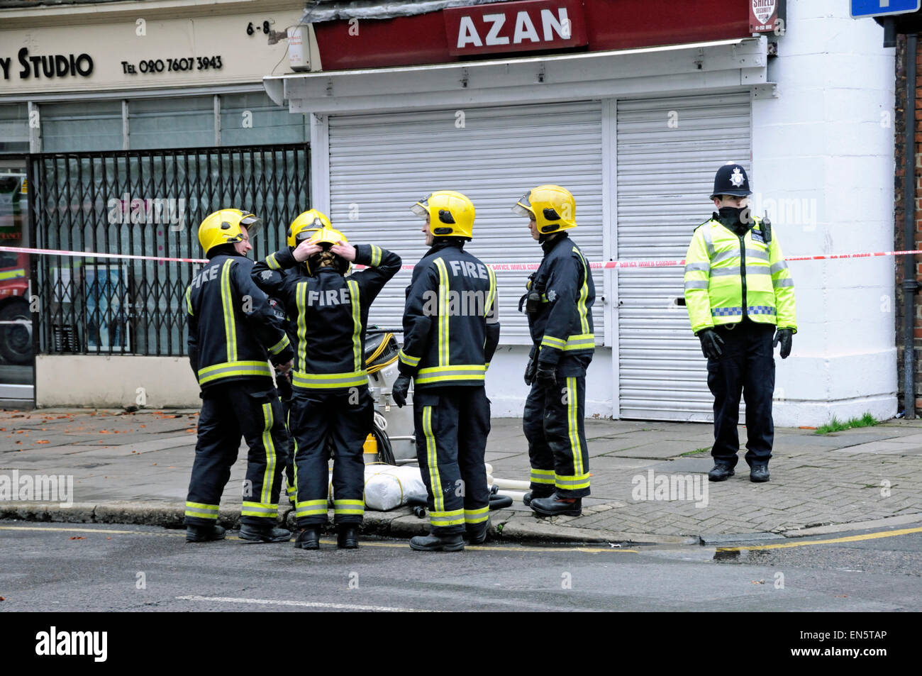 Les pompiers avec une police woman dans Hornsey Road, Holloway, au nord ...