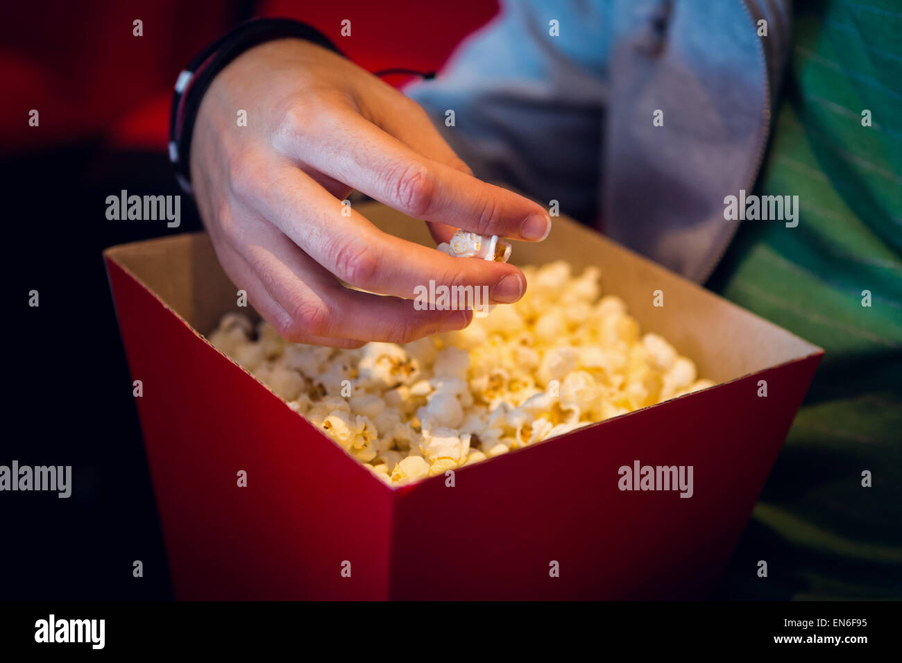 Homme mangeant du pop corn Banque de photographies et d’images à haute ...