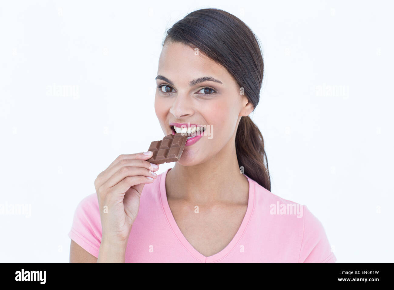 Jeune femme mangeant du chocolat Banque de photographies et d’images à ...
