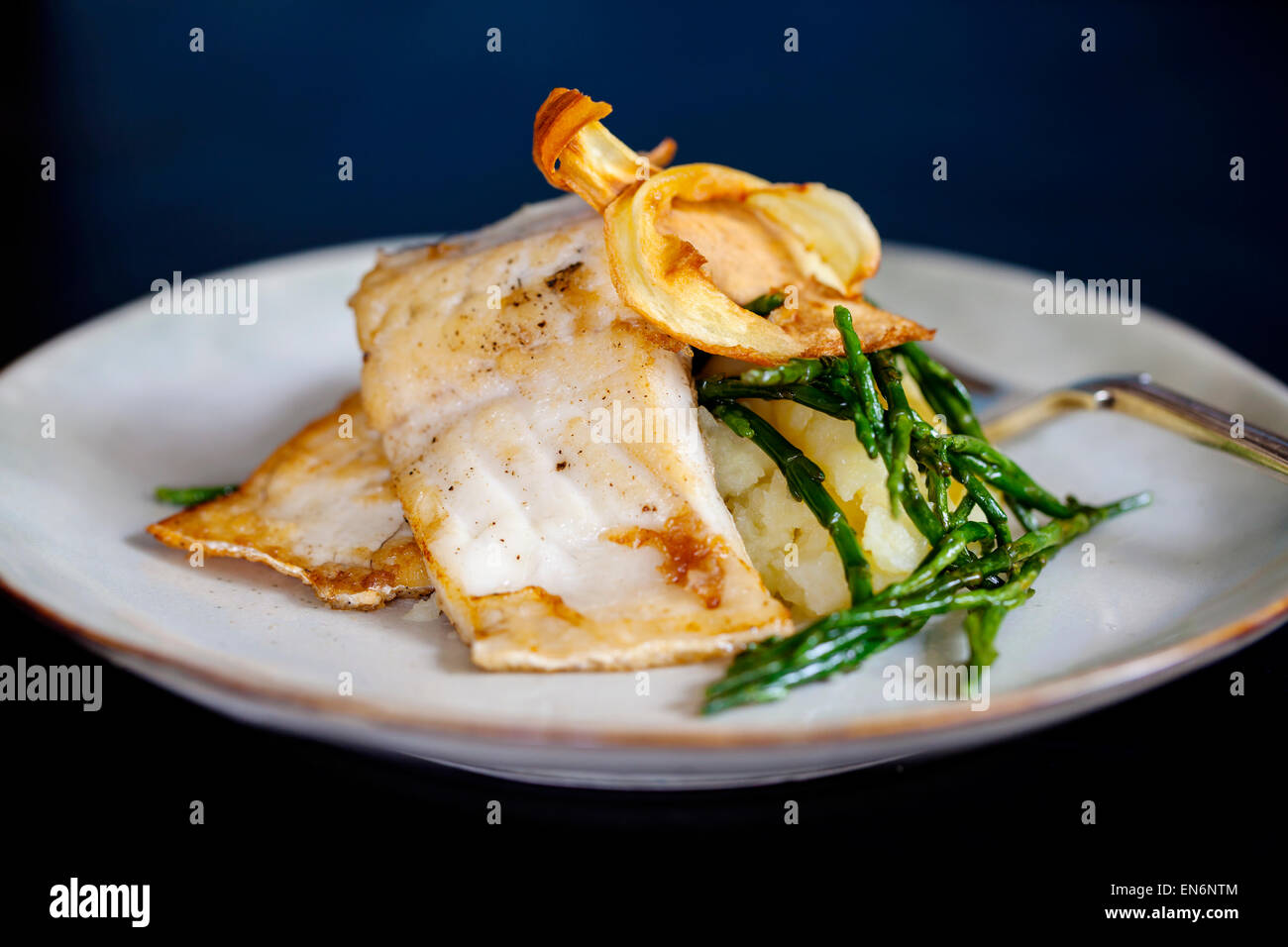 Filet de loup de mer avec le panais et salicornes Photo Stock - Alamy