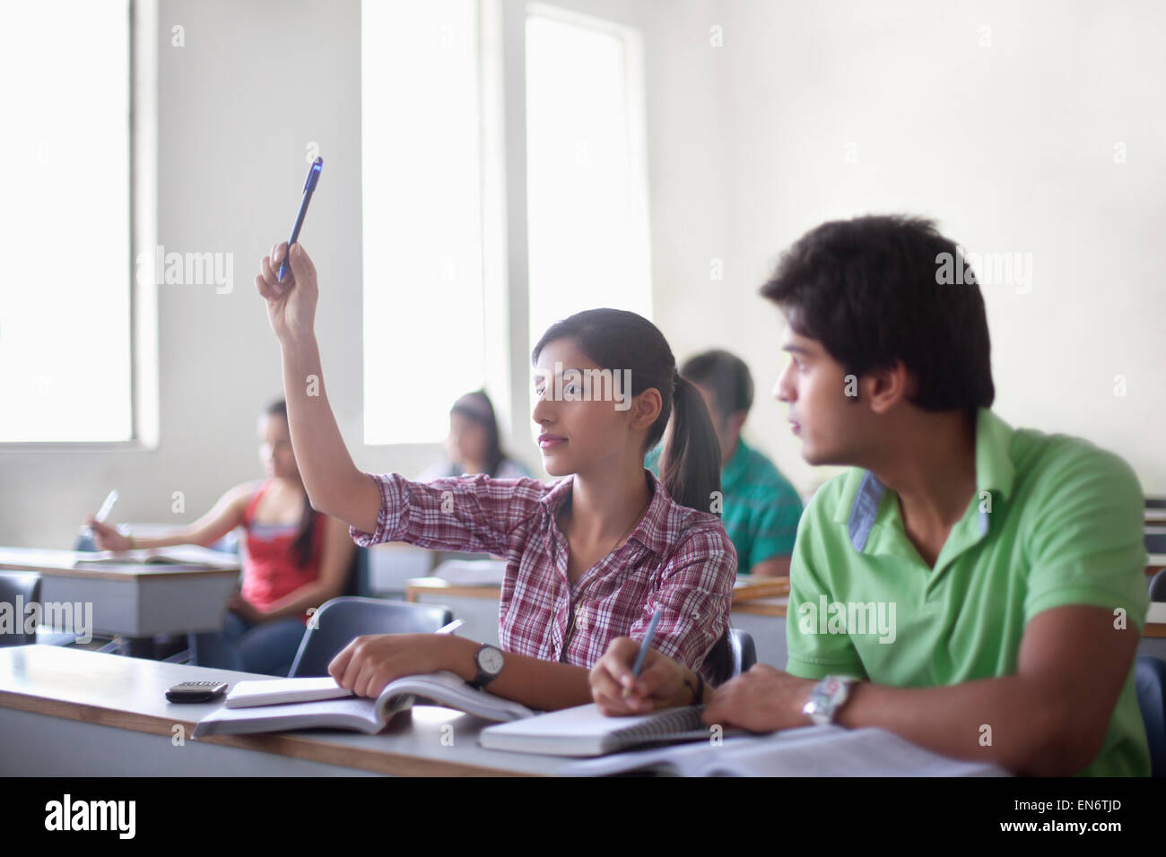 Levant la main Banque de photographies et d’images à haute résolution ...