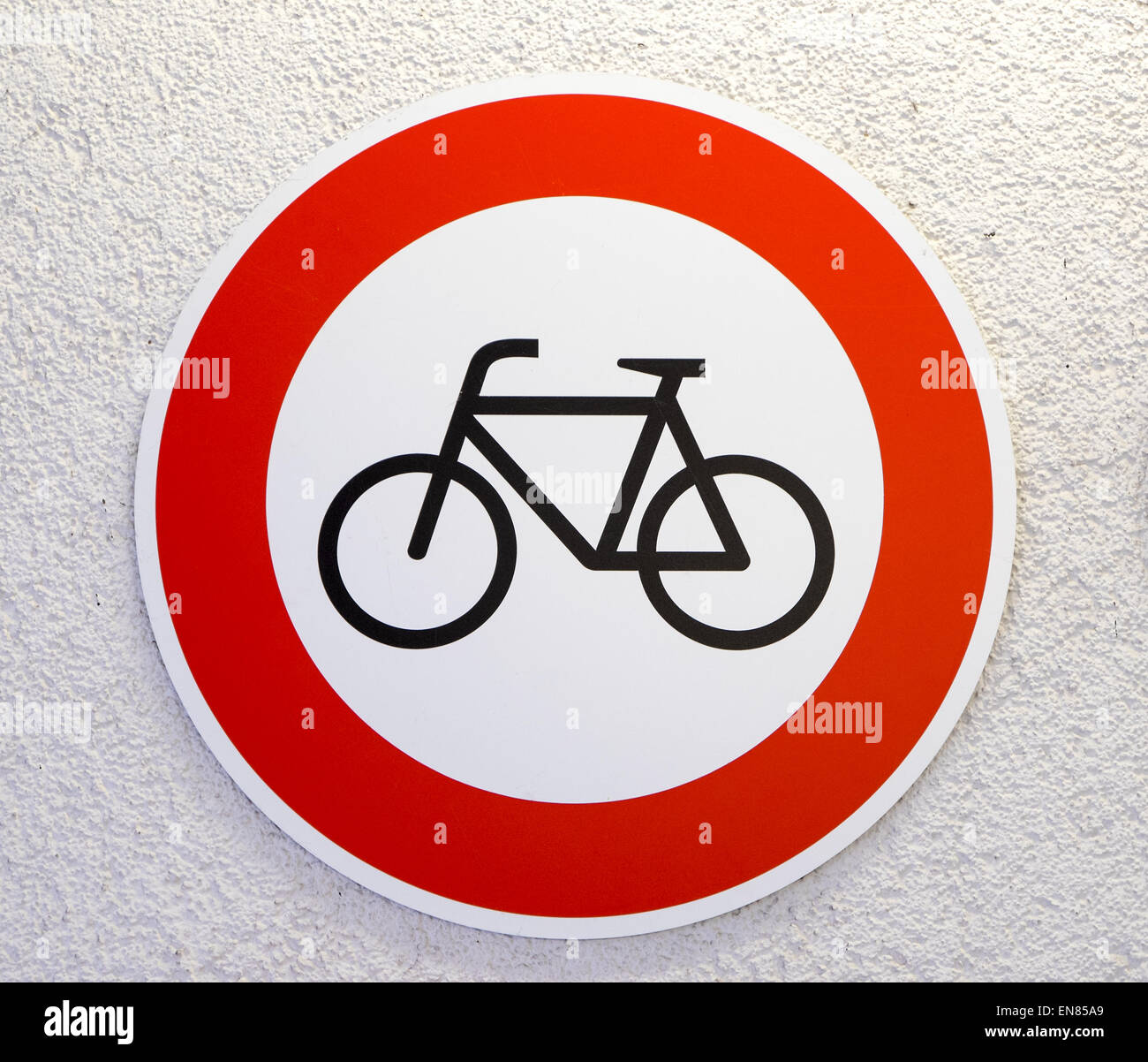 Un panneau blanc et rouge qui interdit le vélo Photo Stock - Alamy
