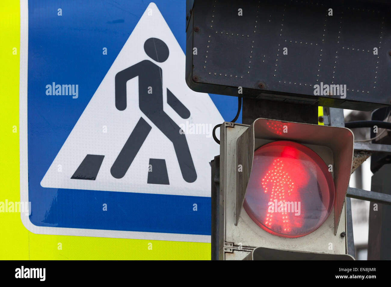 Carré moderne passage piétons signalisation routière et les feux rouges ...