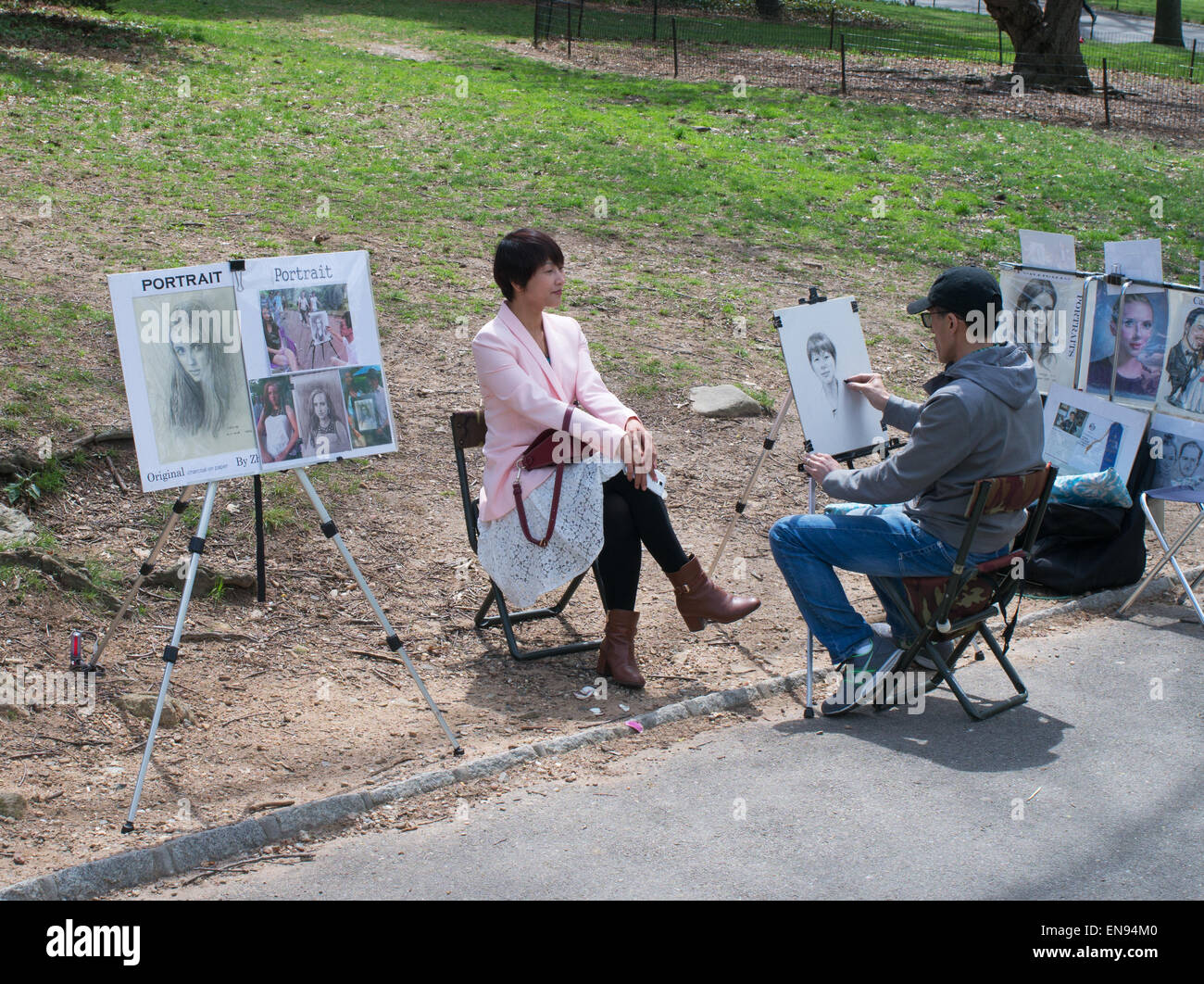 Artiste de rue, dessiner une esquisse du portrait d'une jeune femme ...