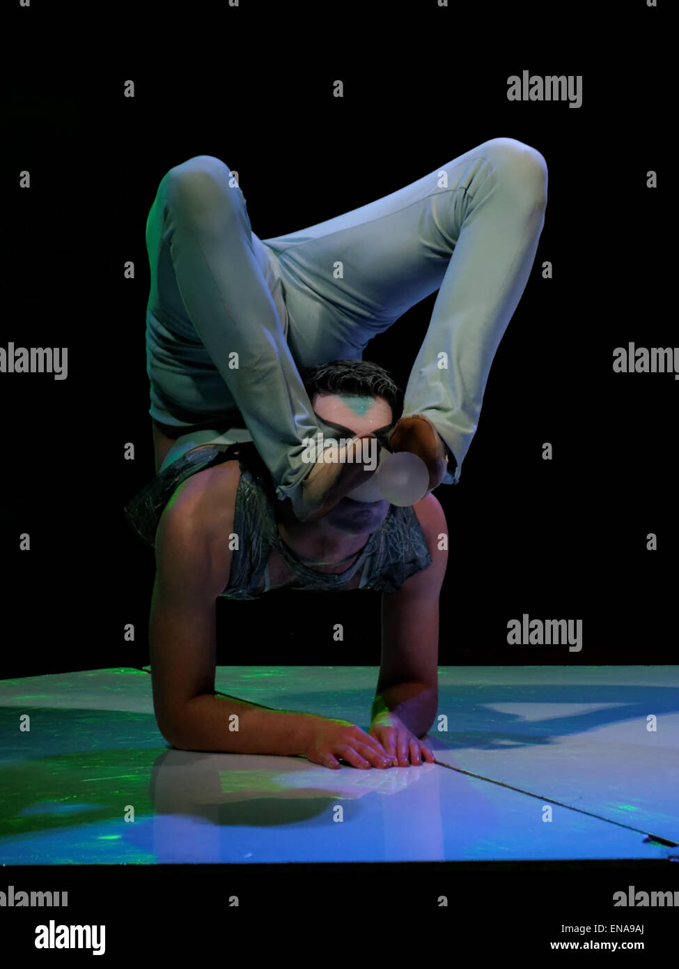 Contortionist performs Banque de photographies et d’images à haute ...