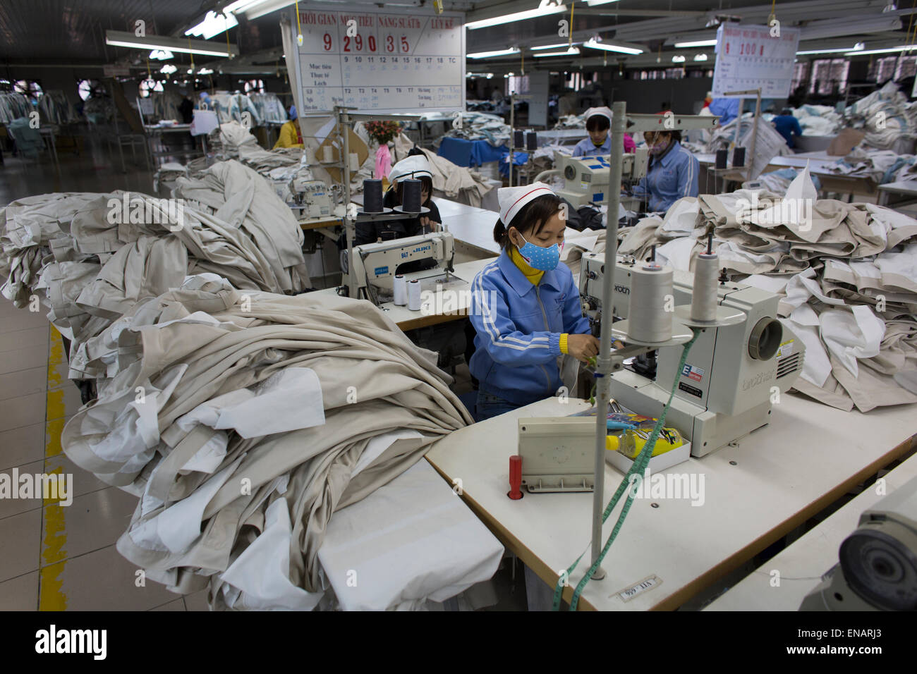Vietnam factory workers Banque de photographies et d’images à haute ...