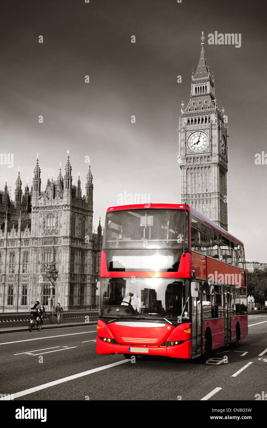 Le bus rouge à double étage de Westminster Bridge avec Big Ben à ...