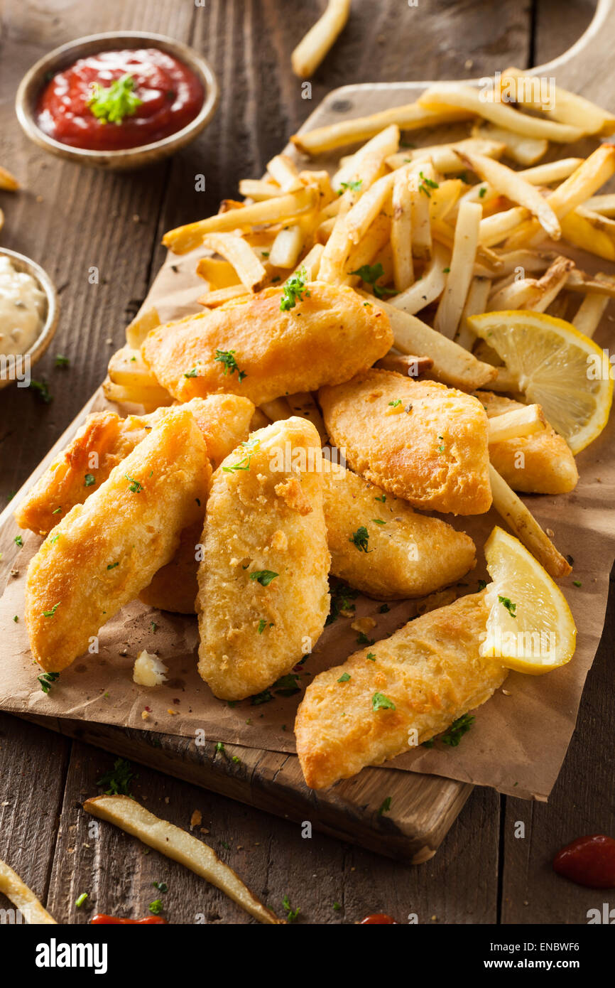 Croustillant de Poisson et Frites avec sauce tartare Photo Stock - Alamy
