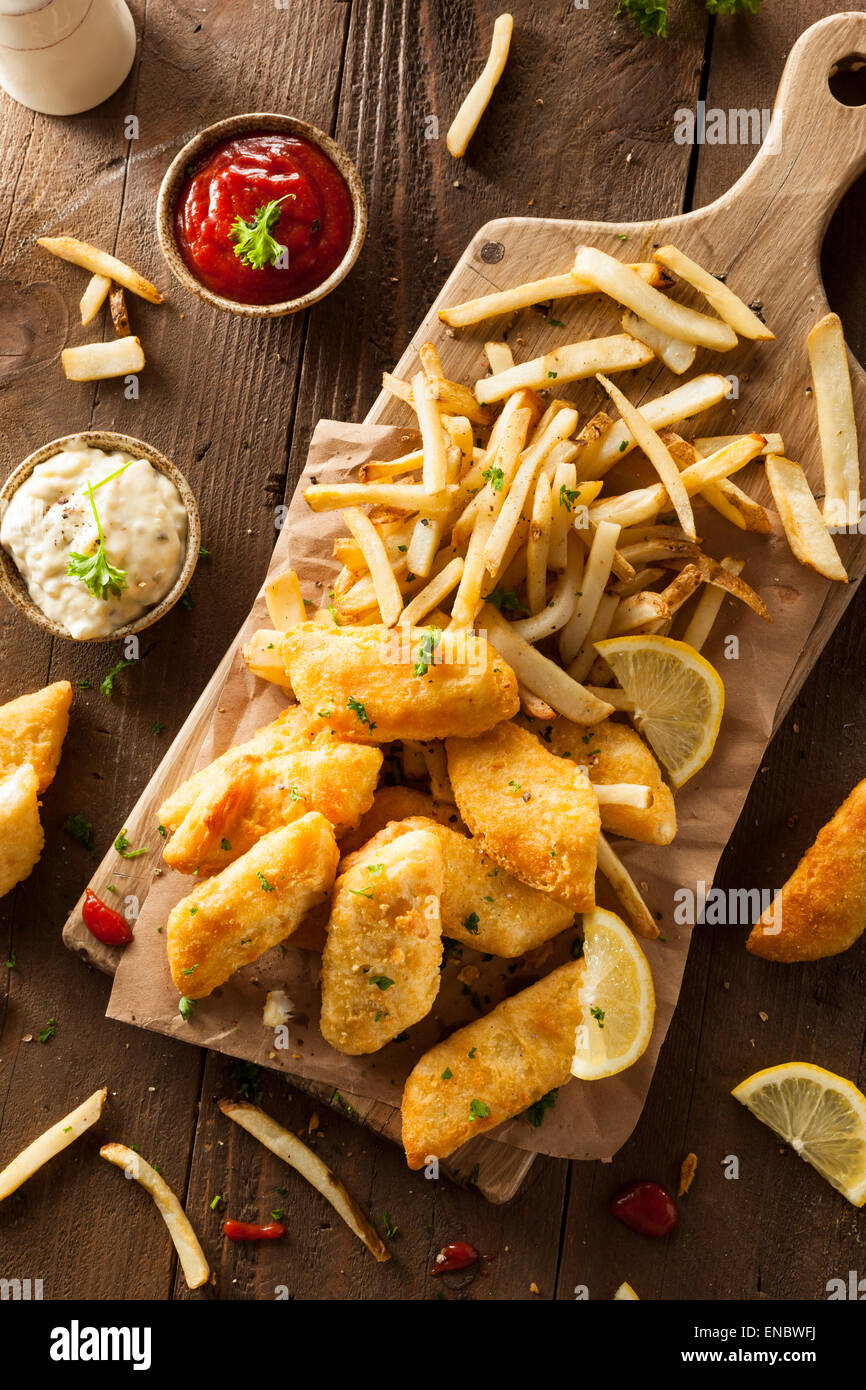 Croustillant de Poisson et Frites avec sauce tartare Photo Stock - Alamy