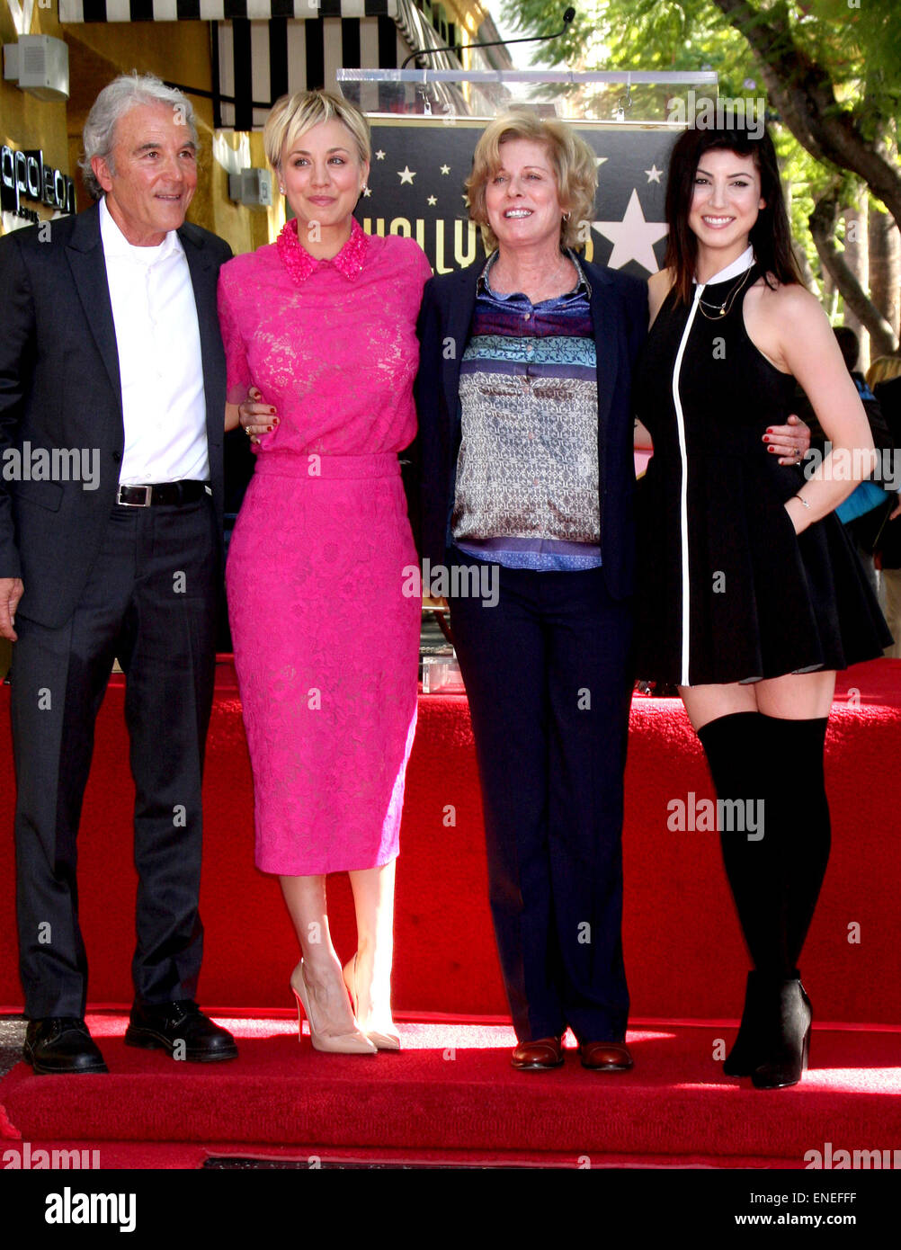 Kaley Cuoco reçoit le 2,532ème étoile sur le Hollywood Walk of Fame ...