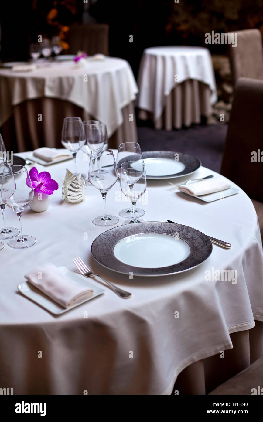 Le tableau mis en place dans un luxueux restaurant Français Photo Stock ...