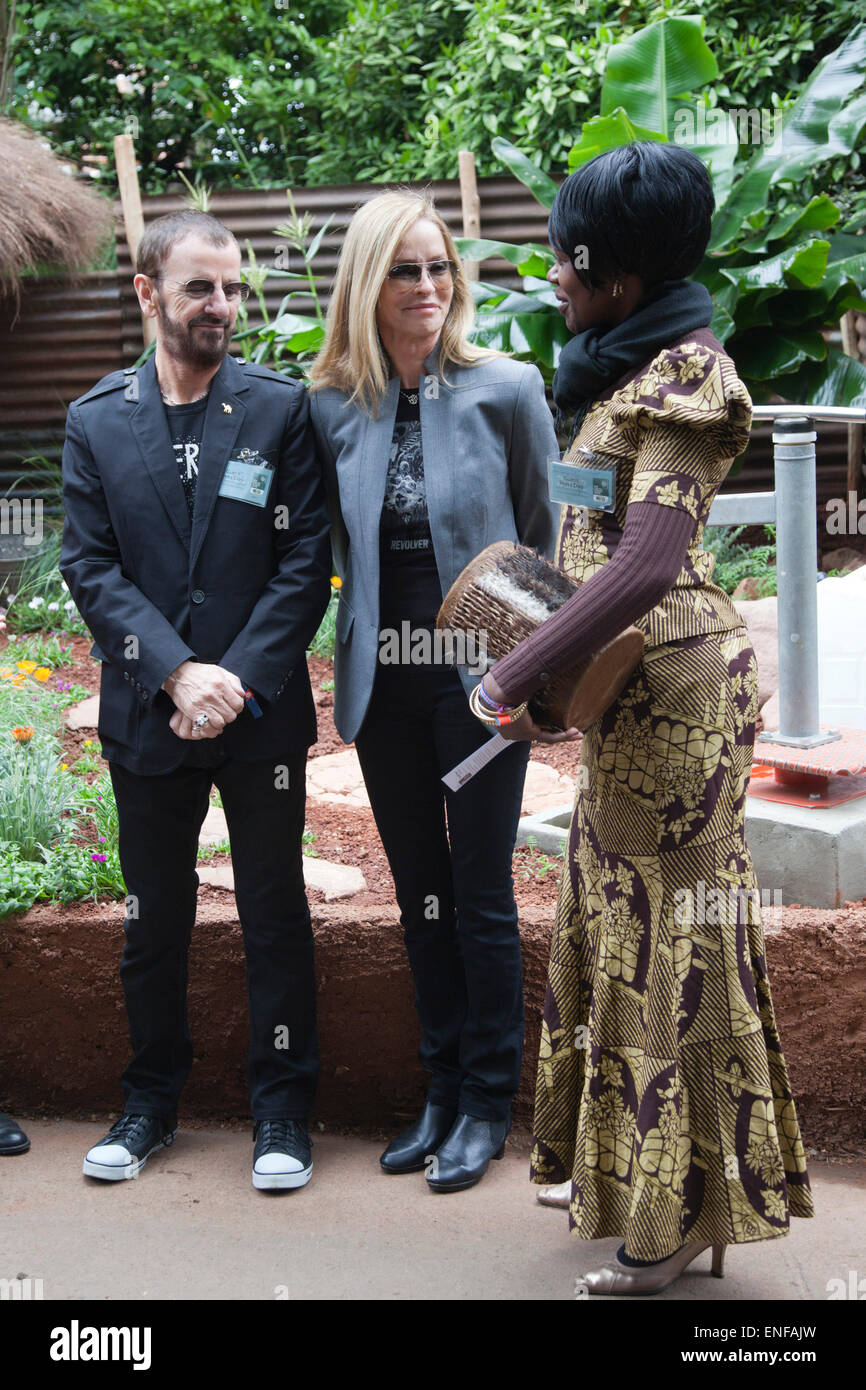 Ringo Starr, avec son épouse Barbara Bach, reçoit un tambour du Malawi ...