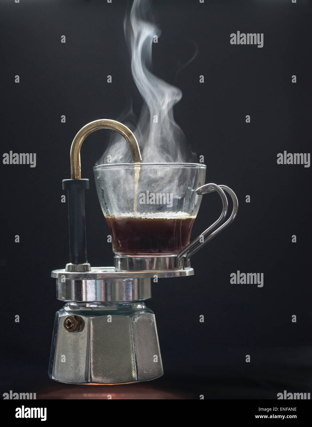 Machine à café expresso italien de la cuisinière ou Pot de Moka Photo ...