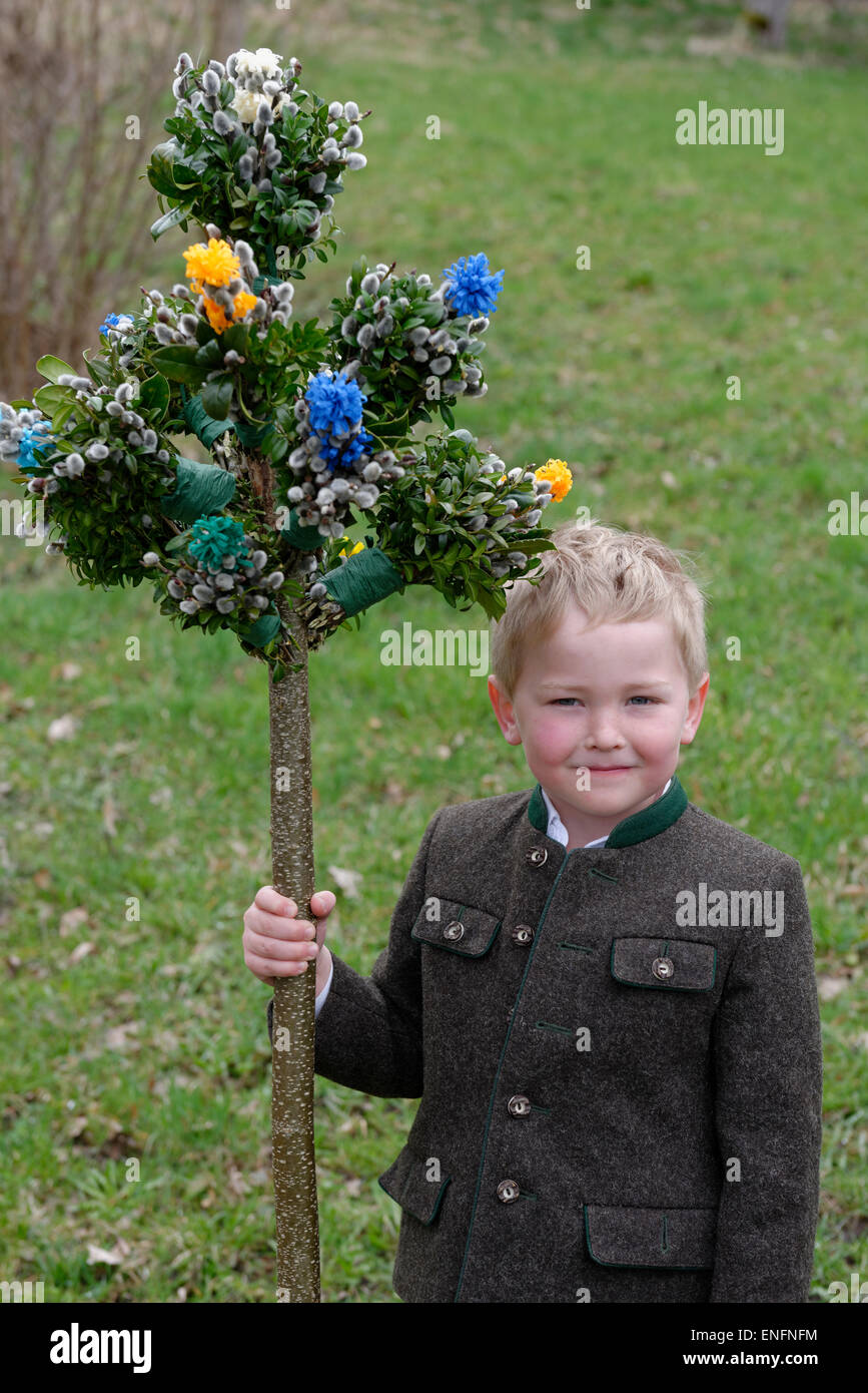 Garçon avec des branches de palmier, bénédiction des Rameaux, dimanche ...