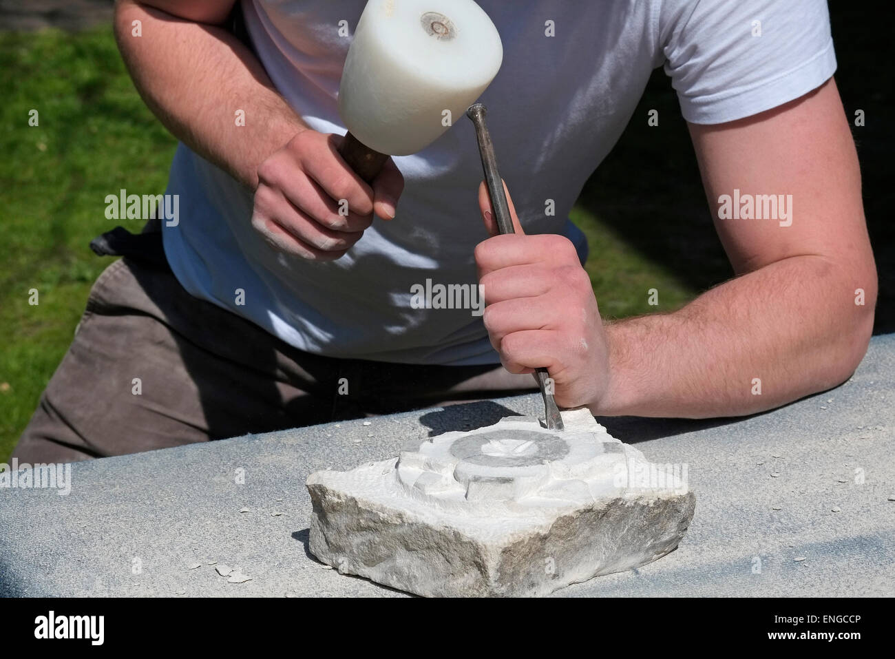 Maçon en pierre avec maillet et ciseau Banque de photographies et d ...