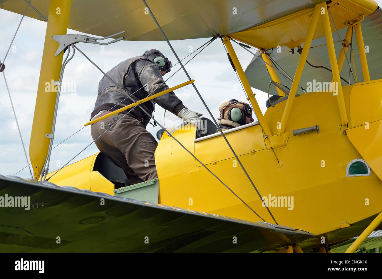 Les pilotes d'un de Havilland DH.82 Tiger Moth en sangle biplan et ...