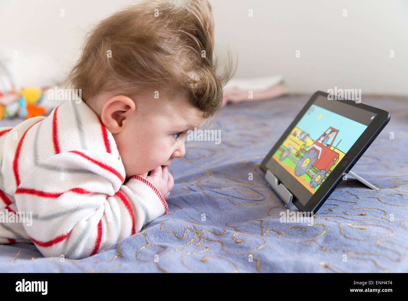 Enfant regardant youtube Banque de photographies et d’images à haute ...