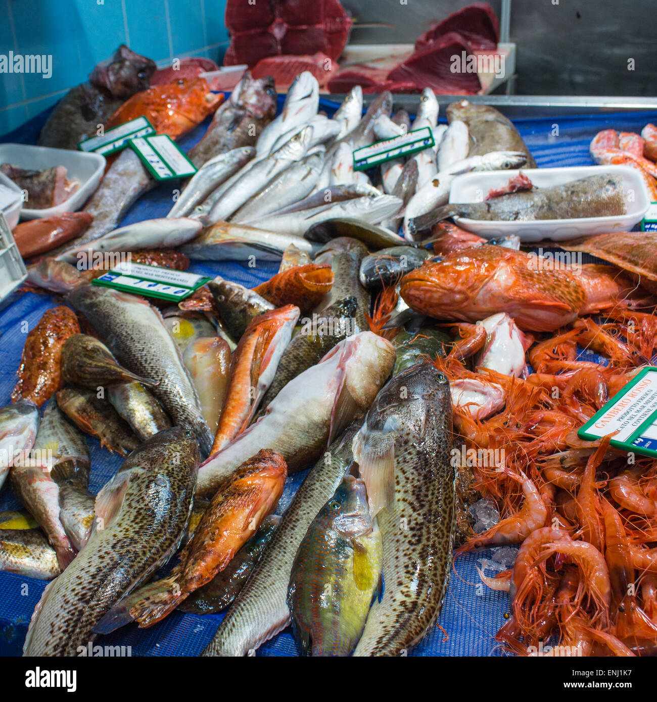 Italie : les détails d'un marché de poissons typiques de la Sicile ...