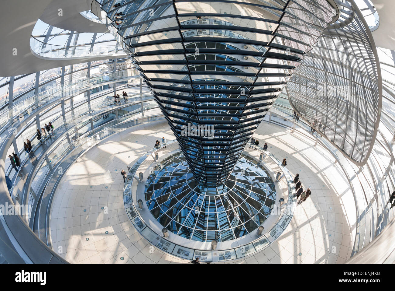 Intérieur de la coupole, conçu par Sir Norman Foster, bâtiment du ...