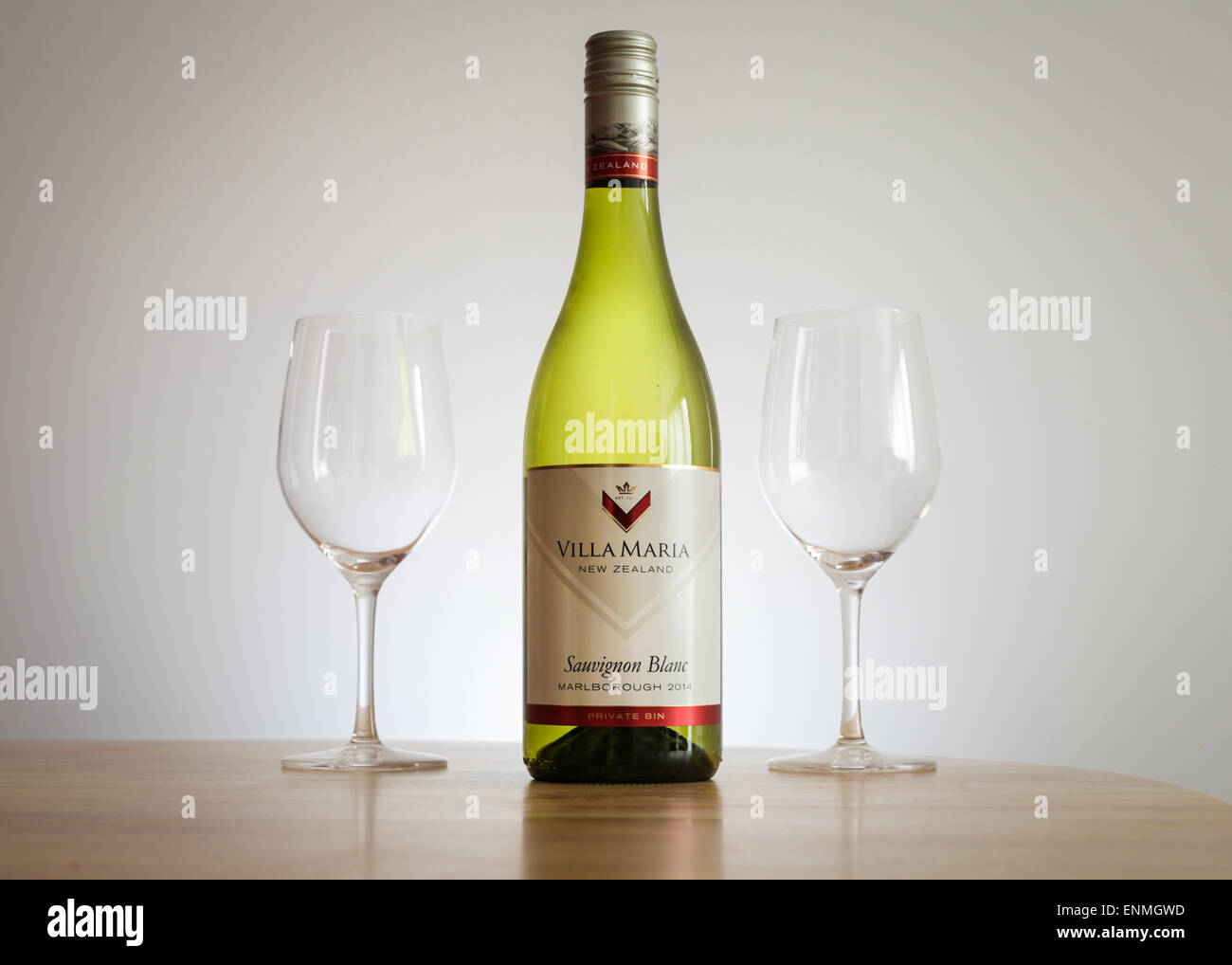 Bouteille de vin vert Banque de photographies et d’images à haute ...