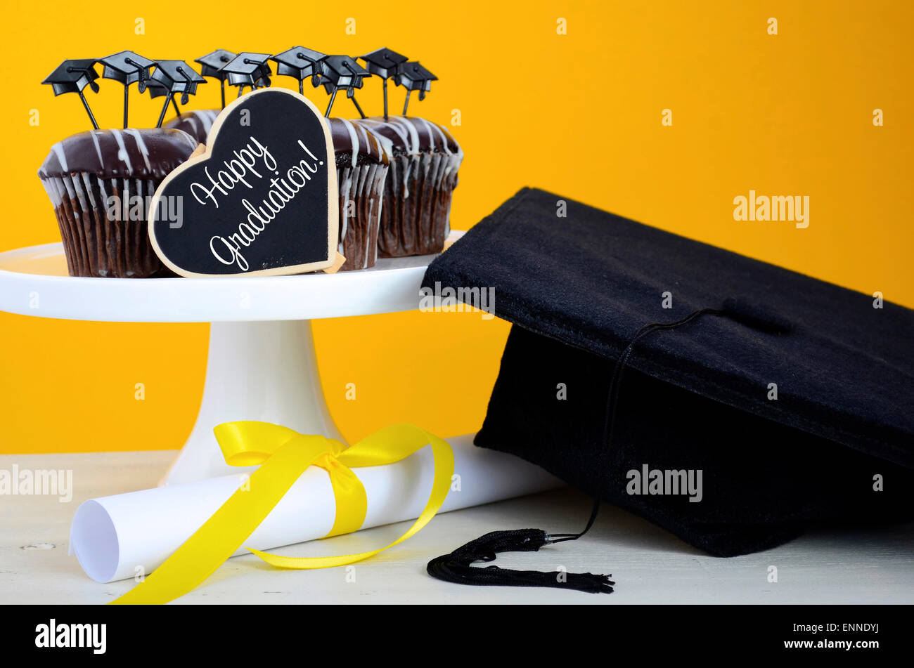 Heureux le jour de Graduation party petits gâteaux au chocolat avec ...