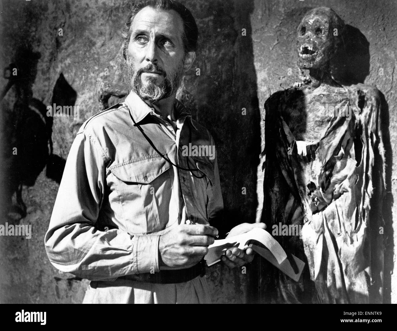 She 1965 peter cushing Banque de photographies et d’images à haute ...
