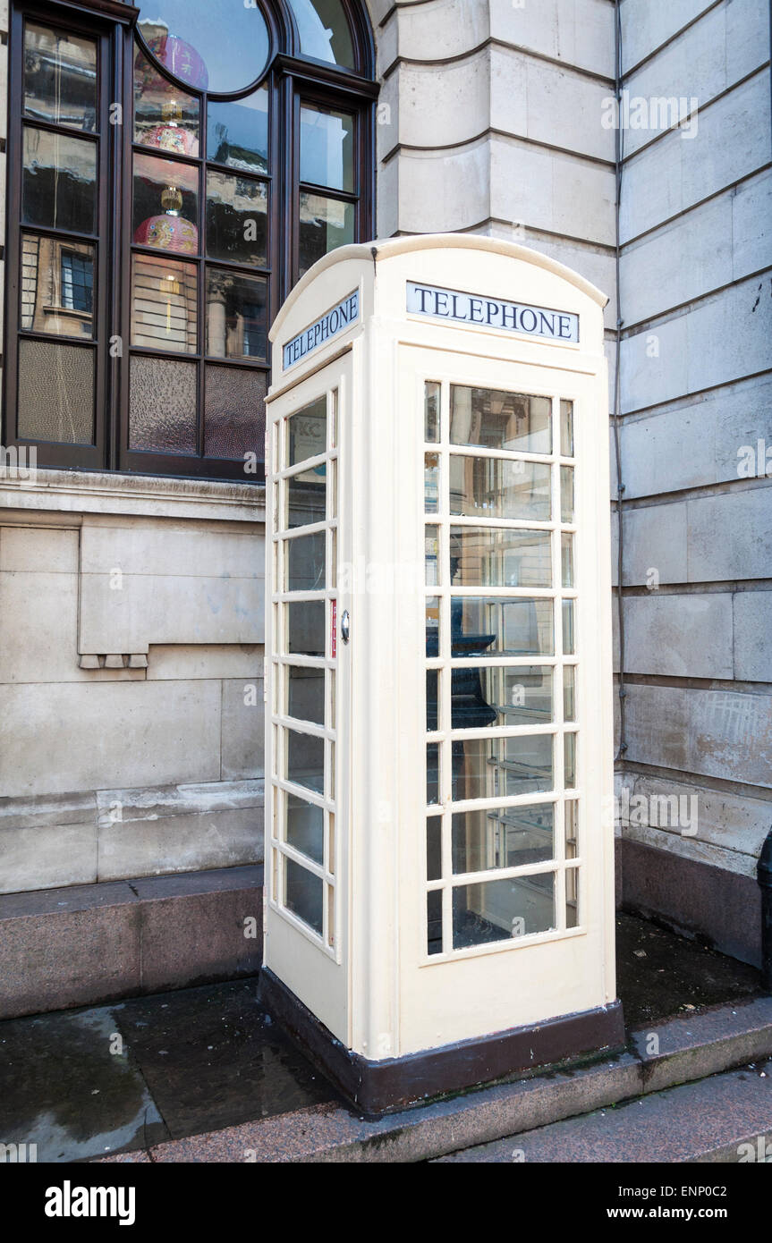 White telephone boxes Banque de photographies et d’images à haute ...