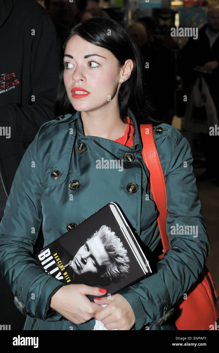 Billy Idol favorise et signe des exemplaires de son nouveau livre ...