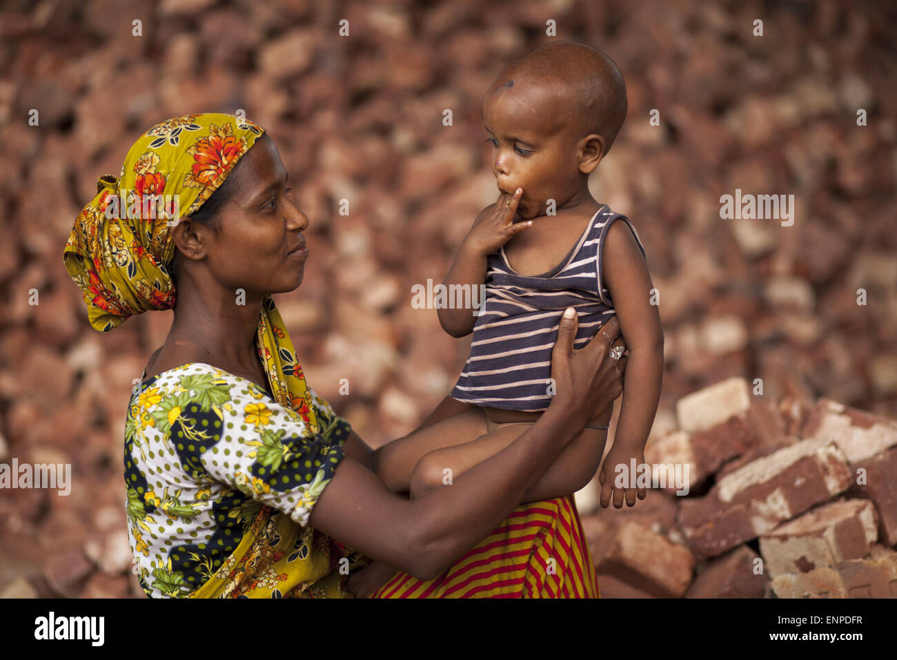 Enfant maman pauvre Banque de photographies et d’images à haute ...