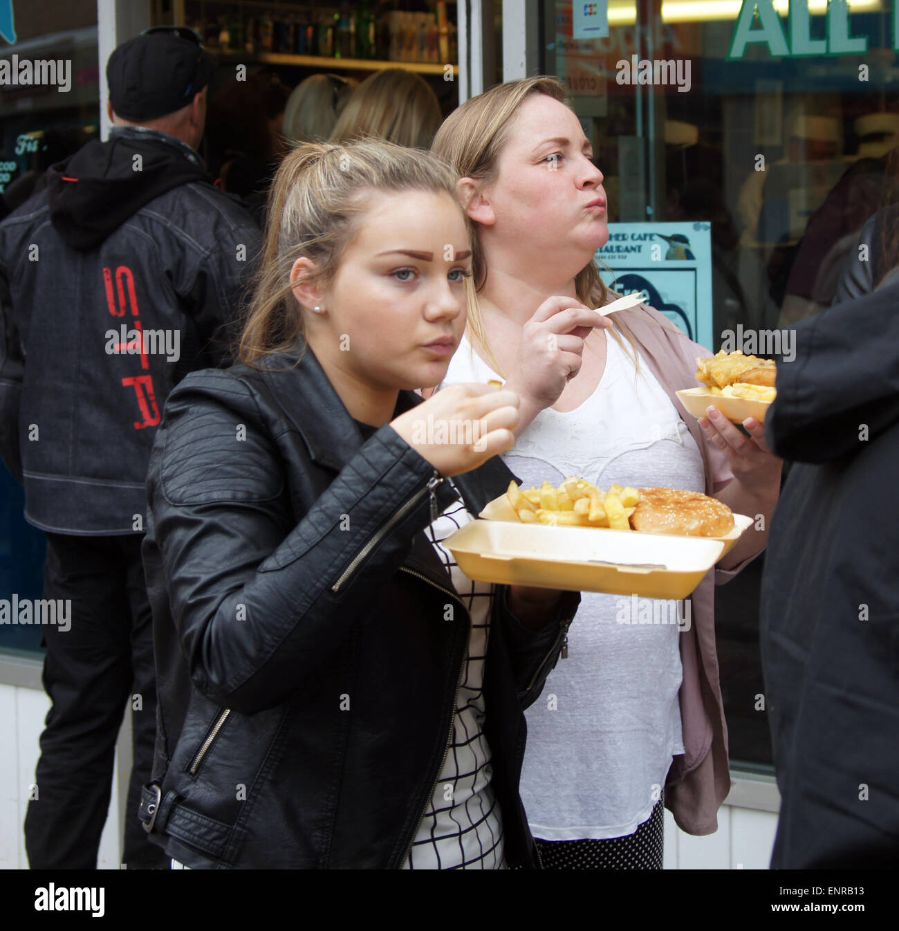 Teen girl eating chips Banque de photographies et d’images à haute ...