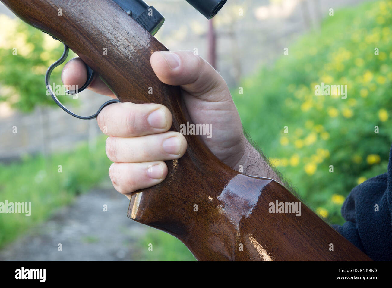 Hand holding gun Banque de photographies et d’images à haute résolution ...