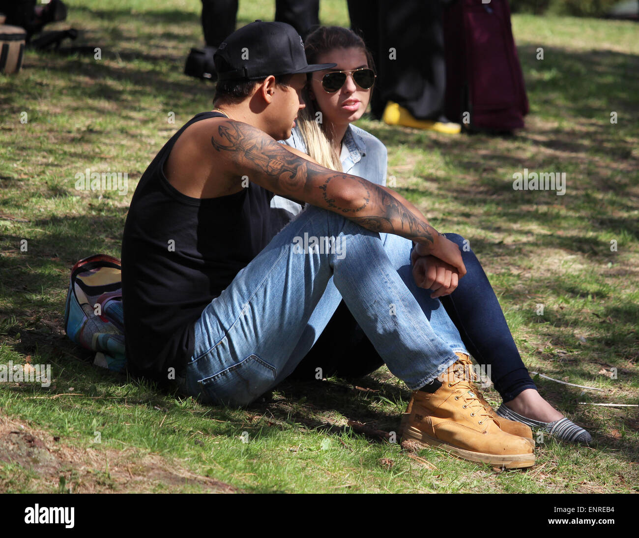 Jeunes couples assis dans un parc Banque de photographies et d’images à ...