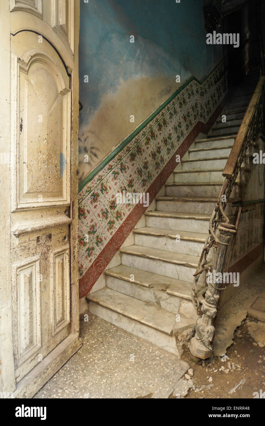 Bâtiment délabré dans la vieille havane Banque de photographies et d ...