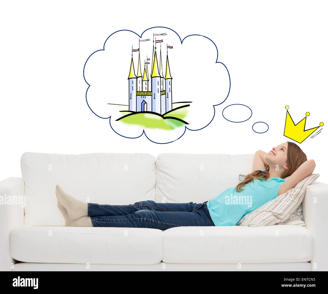 Smiling little girl lying on sofa et rêver Photo Stock - Alamy