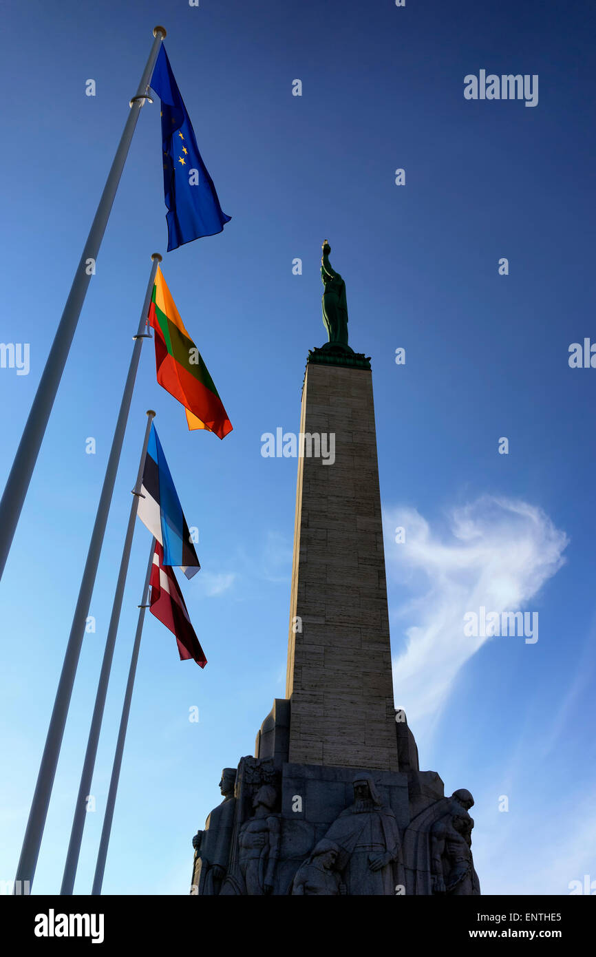 Drapeaux de l'Union européenne et les pays baltes contre le ciel bleu ...