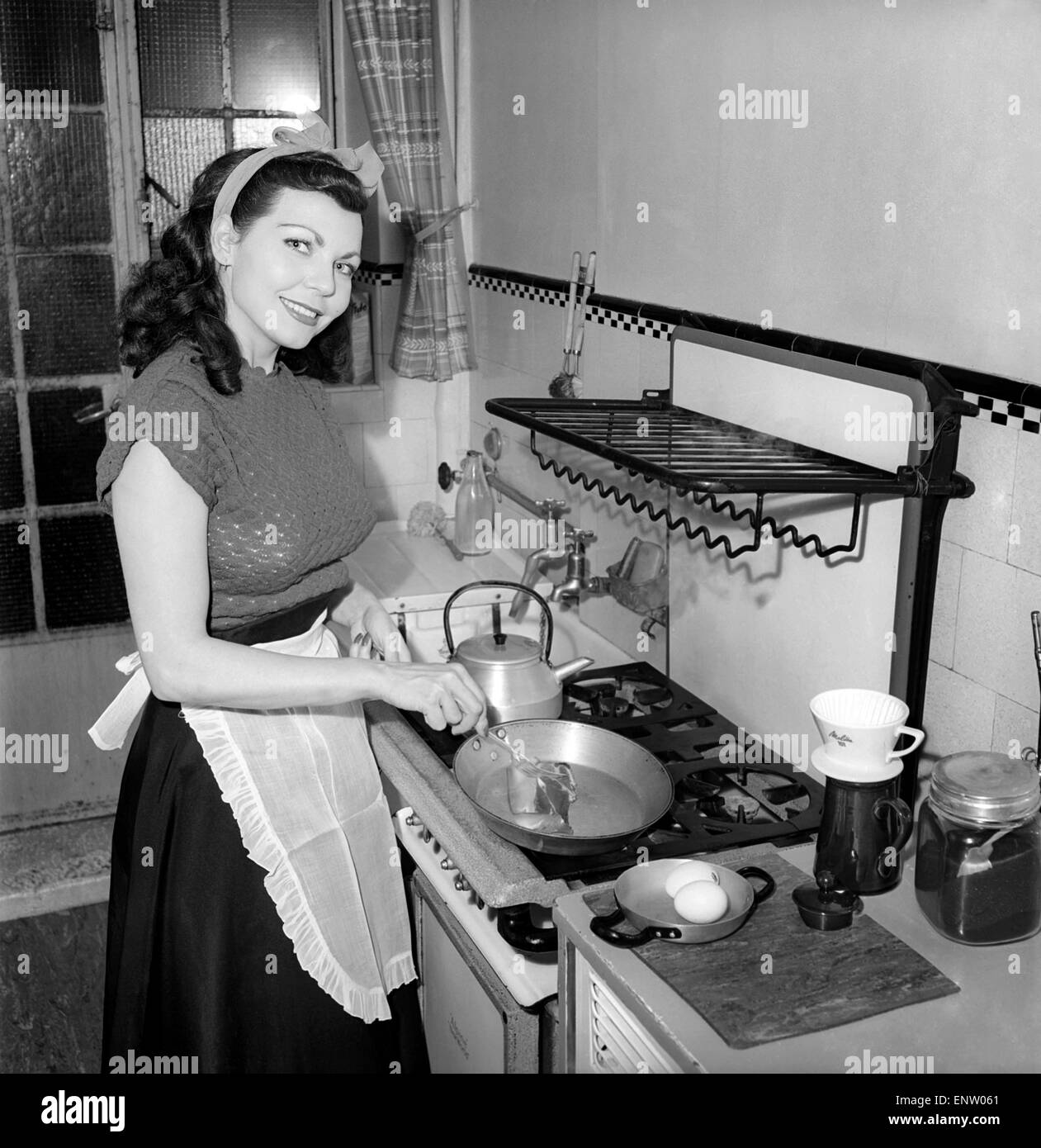 1950s kitchen cooking Banque de photographies et d’images à haute ...