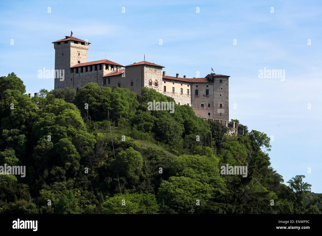 Angera castle Banque de photographies et d’images à haute résolution ...