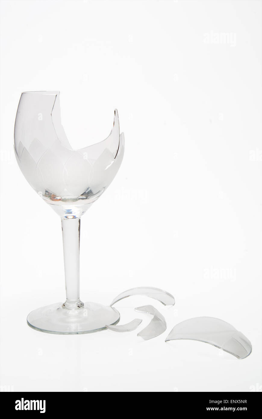 Gobelet en verre cassé Banque de photographies et d’images à haute ...