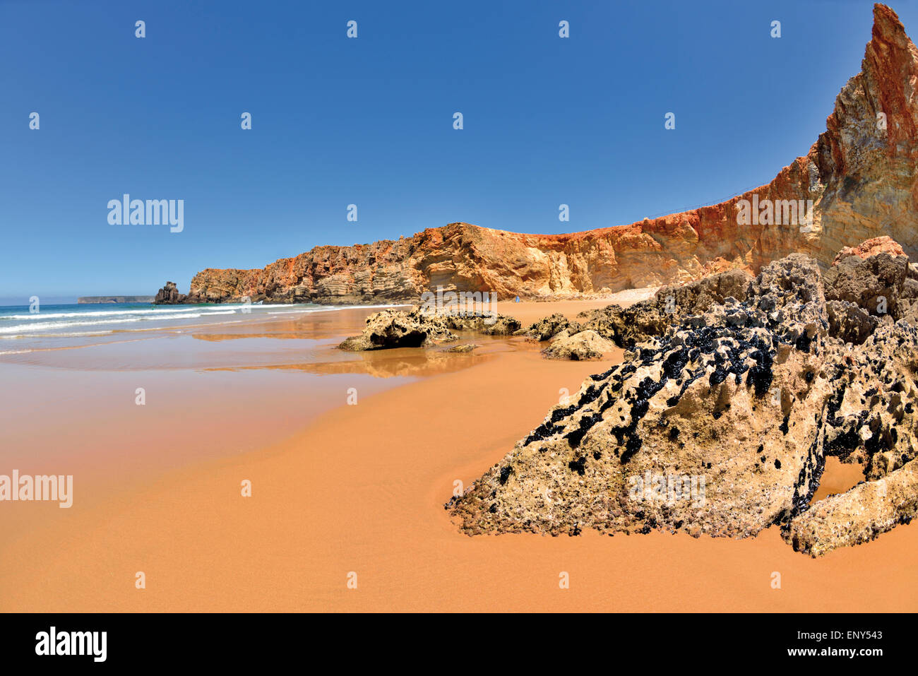 Falaises sur la plage de sagres Banque de photographies et d’images à ...
