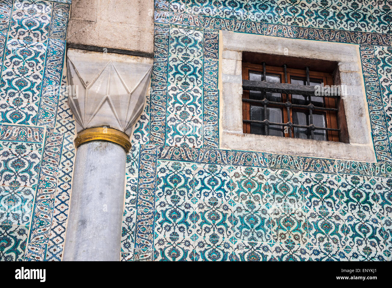 17e cen. Décorer d'Iznik un mur dans la cour de l'eunuques dans le noir ...