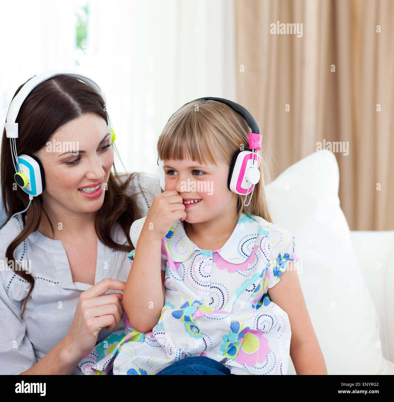 Portrait d'une mère et sa fille à l'écoute de la musique Photo Stock ...