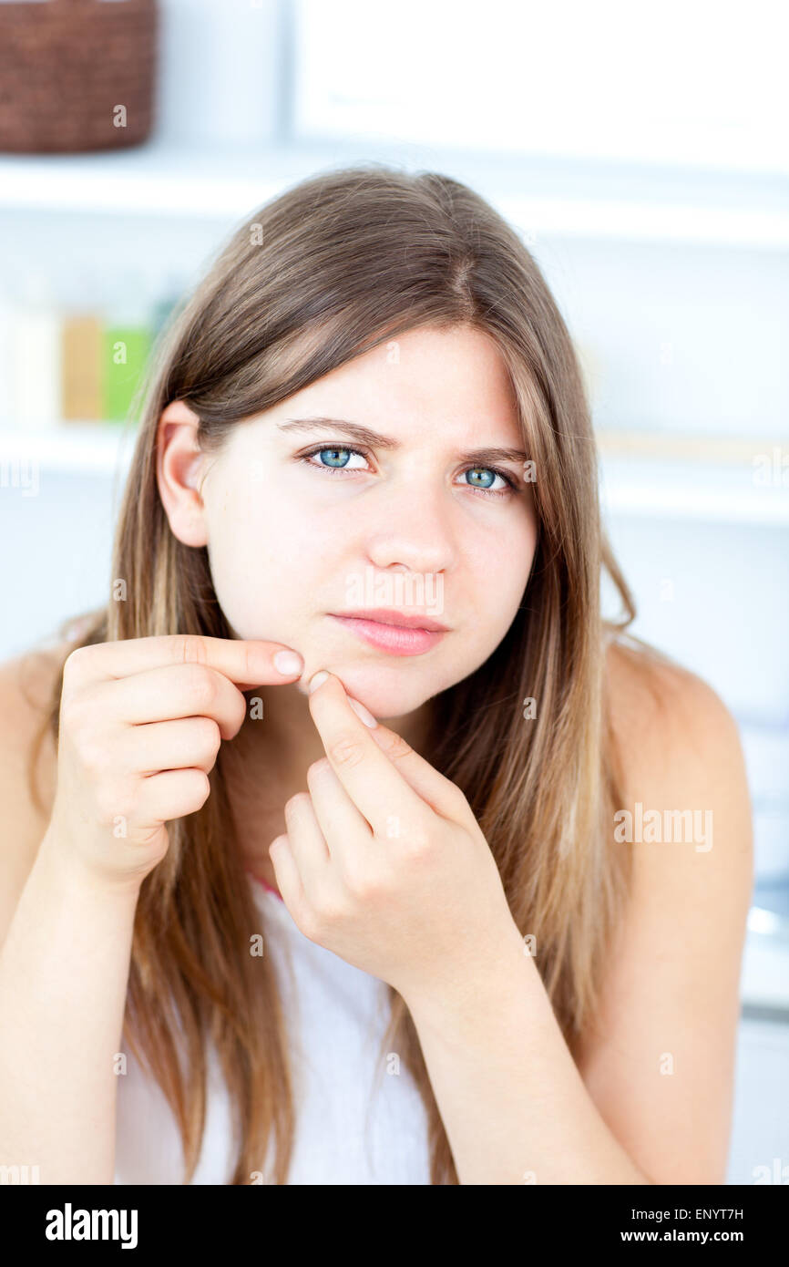 Femme debout devant un miroir Banque de photographies et d’images à haute résolution - Alamy