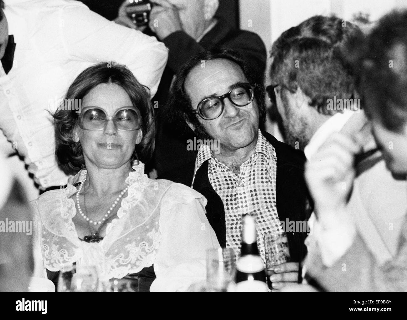 Le Dr Alfred Biolek und Maria Schell in einer Unterhaltung, 1975. Le Dr ...