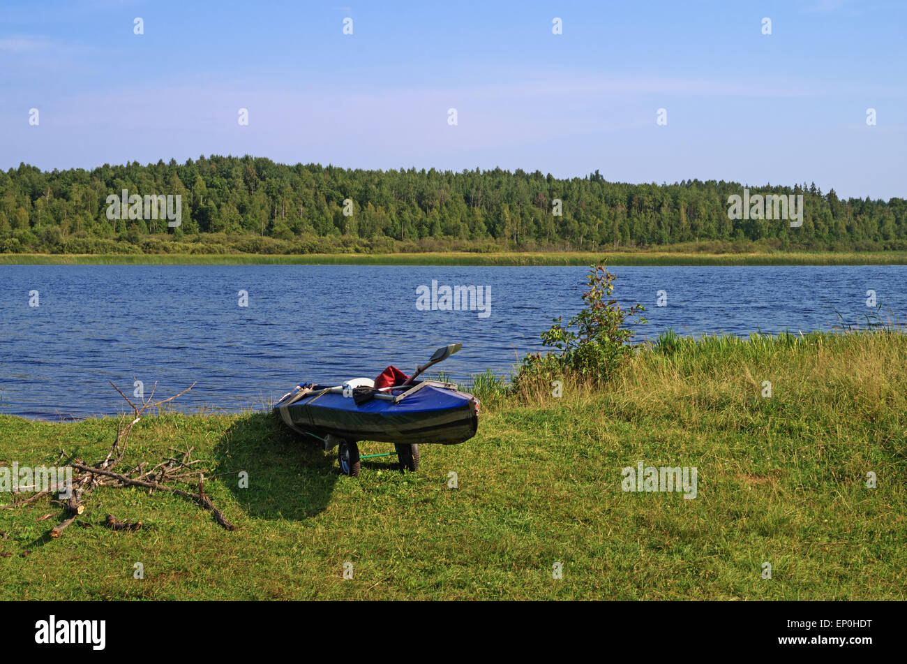 Transport de canots sur le chariot sur la route du lac Photo Stock - Alamy