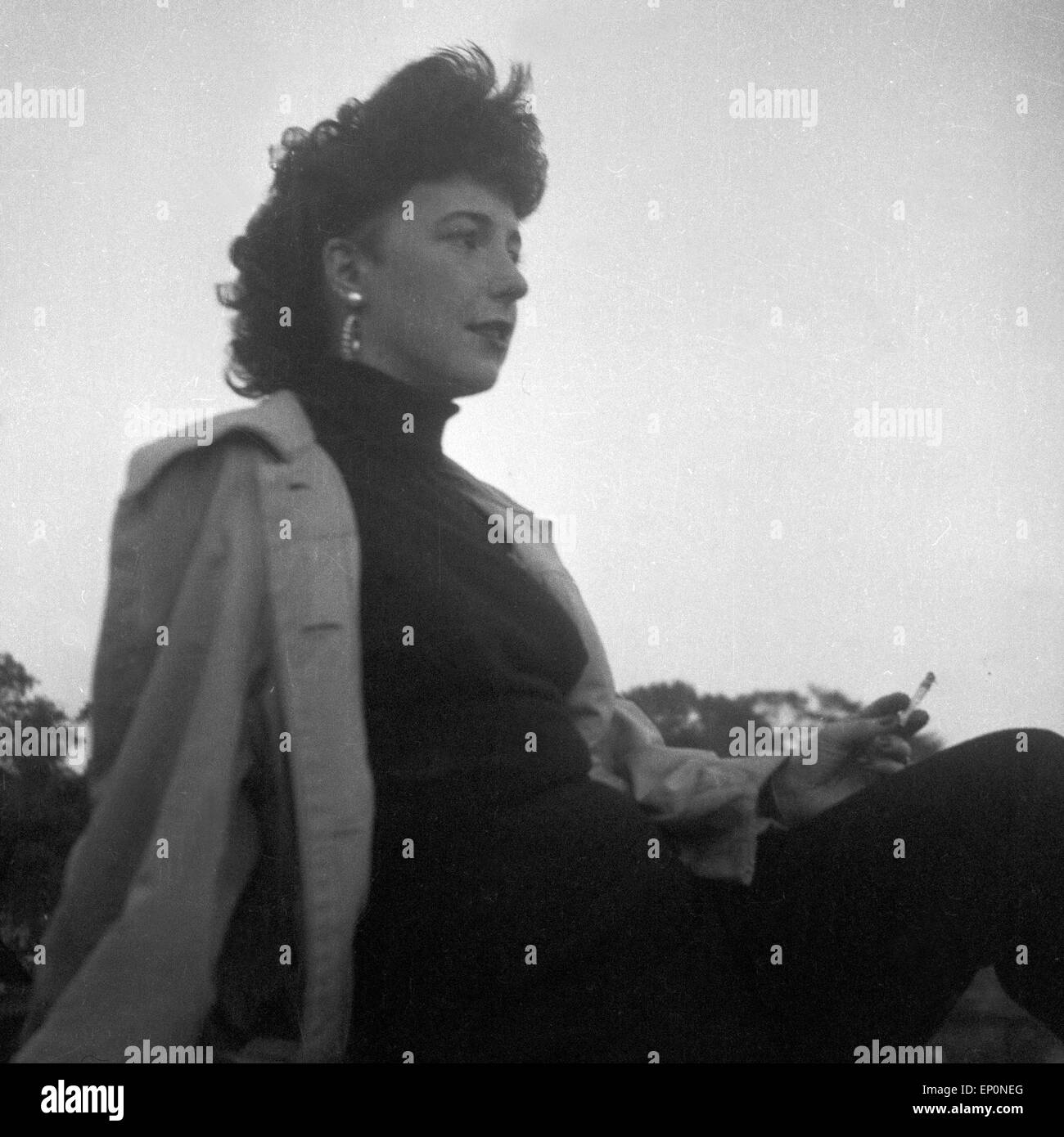 Sängerin und Tänzerin Ruth Unger raucht eine Zigarette, Hambourg 1954 ...