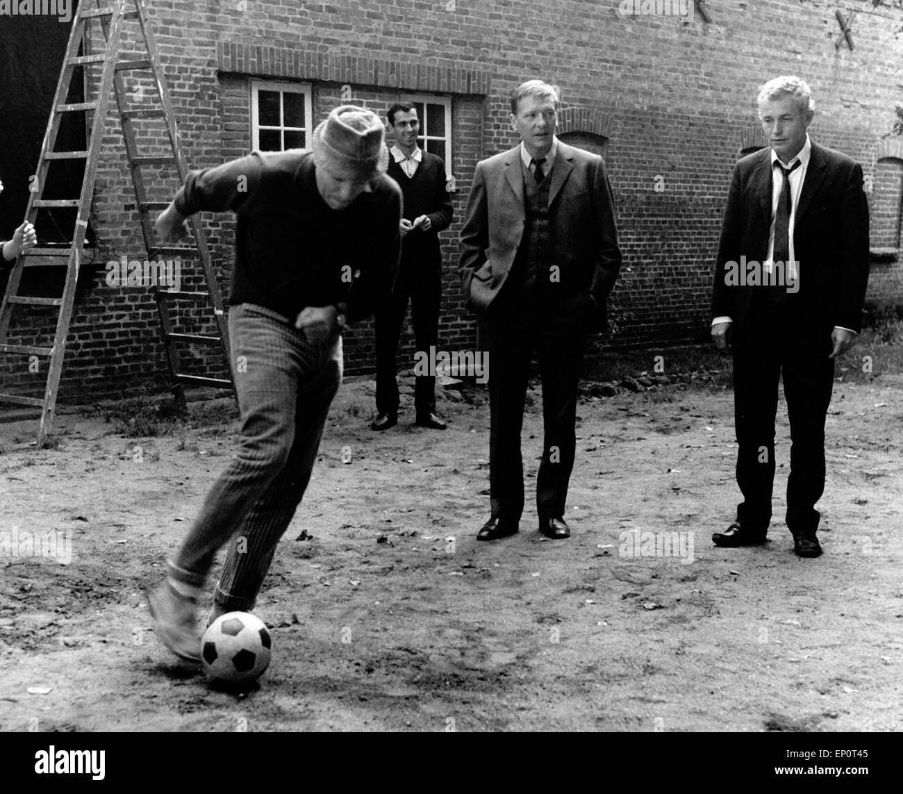 Deutscher Régisseur Jürgen Roland spielt mit Günther Stoll und Günther ...