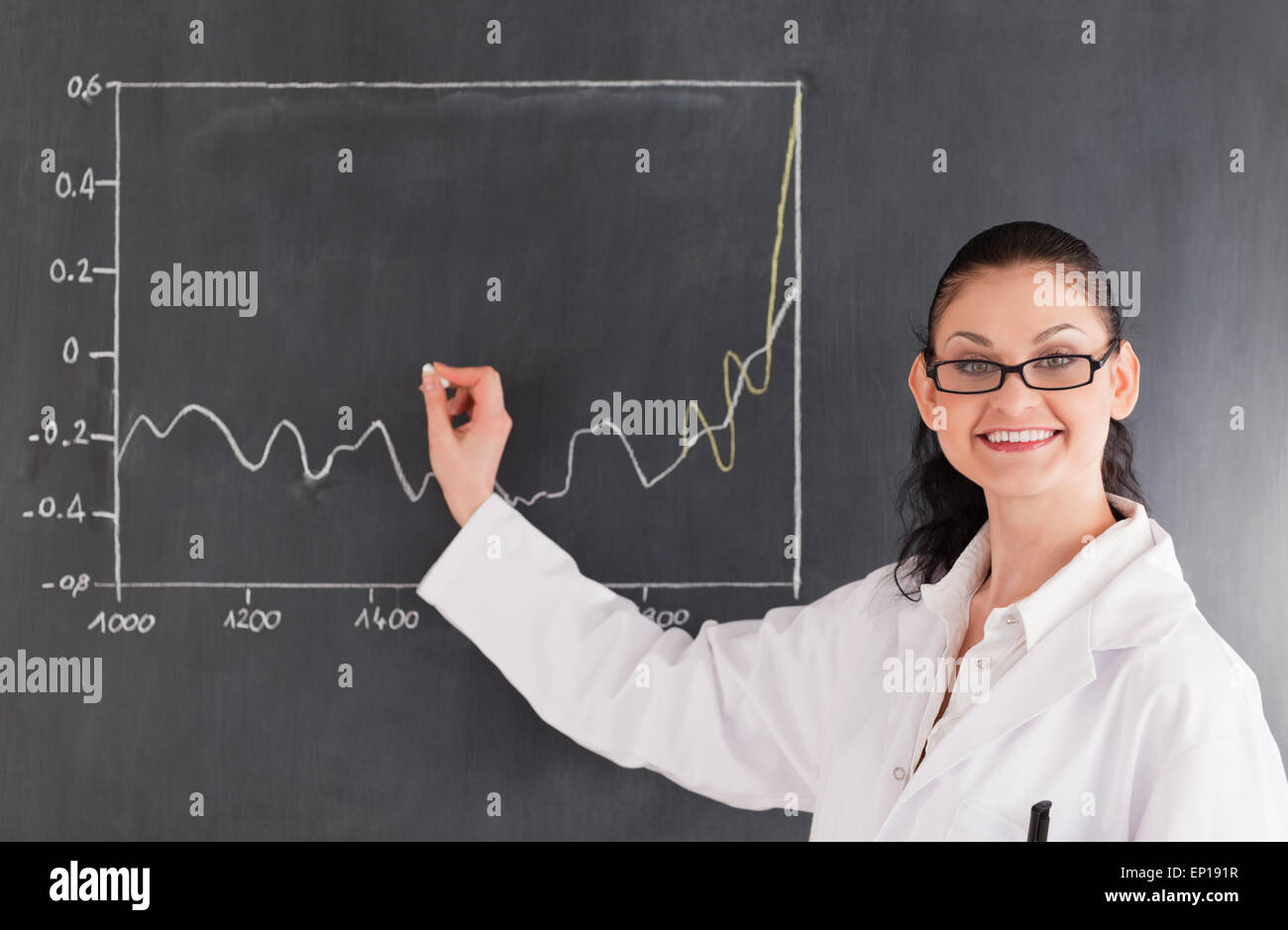 Smiling scientist dimensions graphiques sur le tableau noir Photo Stock ...