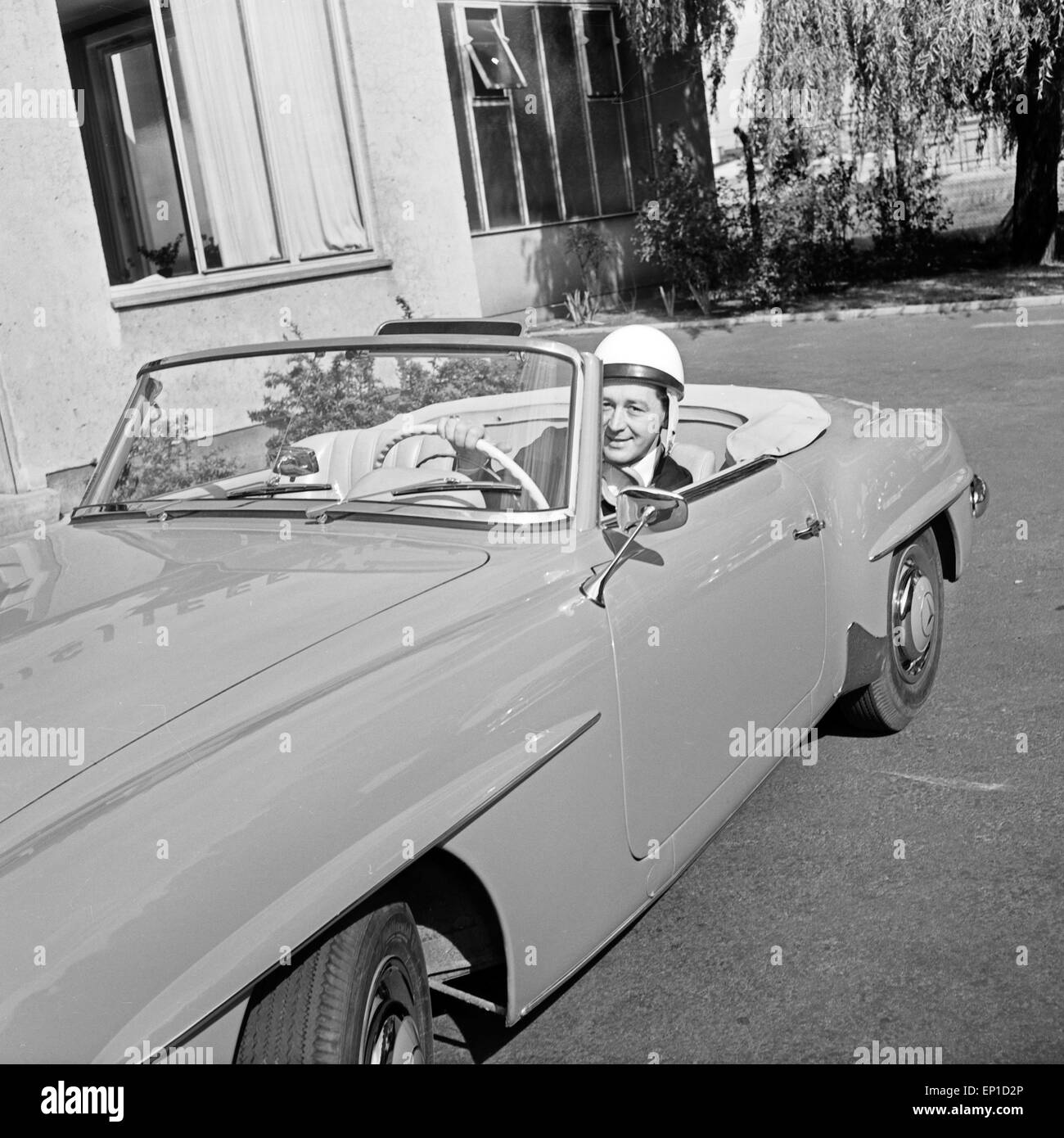 Der irische Sänger Johnny Dane mit seinem dans Helm Mercedes Benz 190 ...